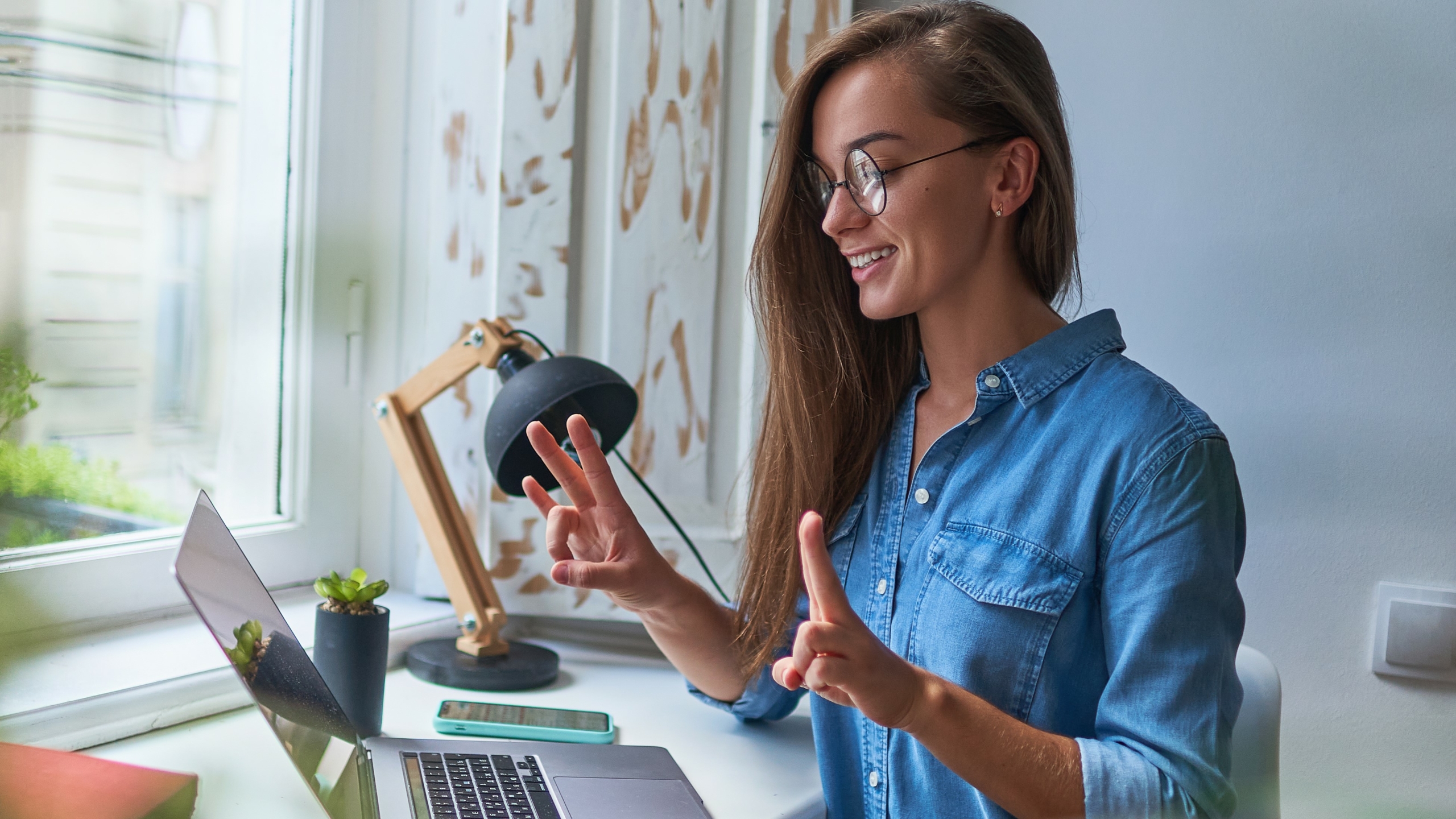 Book sign language interpreters online - PolyPlay